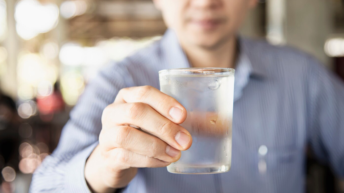 Can drinking cold water right after coming in from heat make you sick?