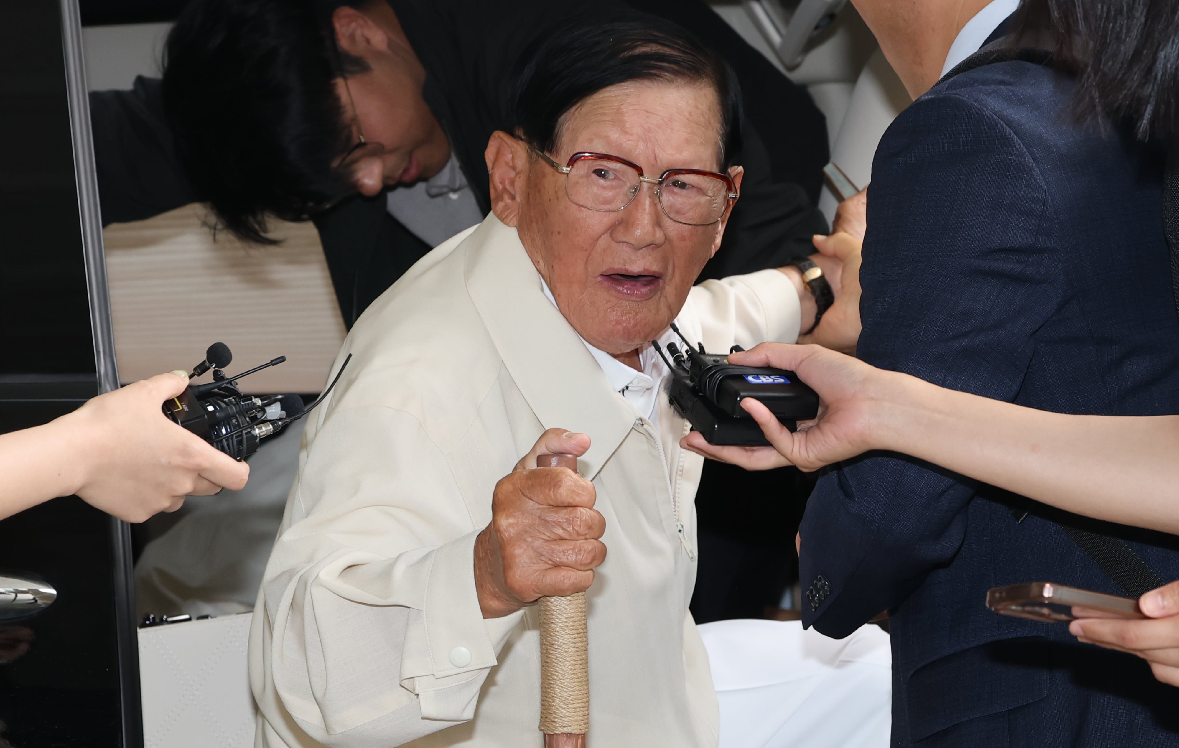 Shincheonji leader Lee Man-hee summoned in party enrollment probe