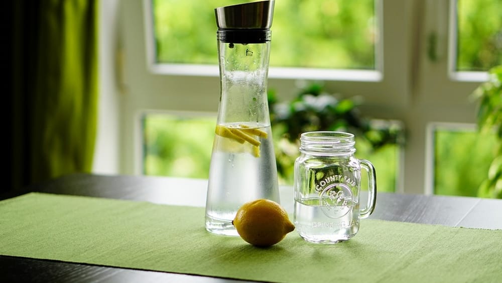 I benefici di bere un bicchiere d’acqua e limone al mattino