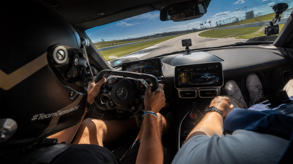 Mercedes AMG ONE auf der Rennstrecke am Limit