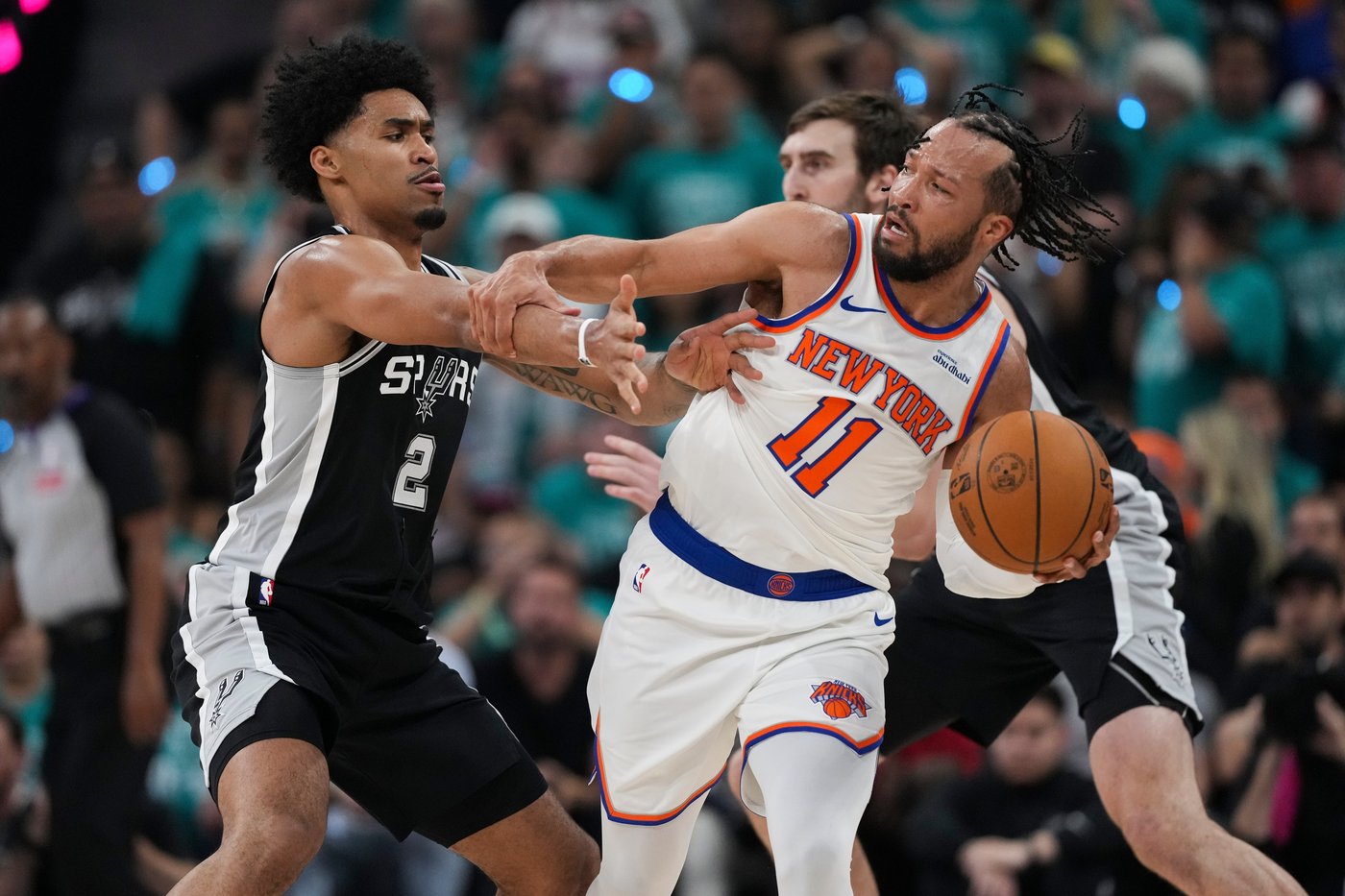 Jalen Brunson scores 30 and Knicks finish on 11-0 run, steal Game 1 ...