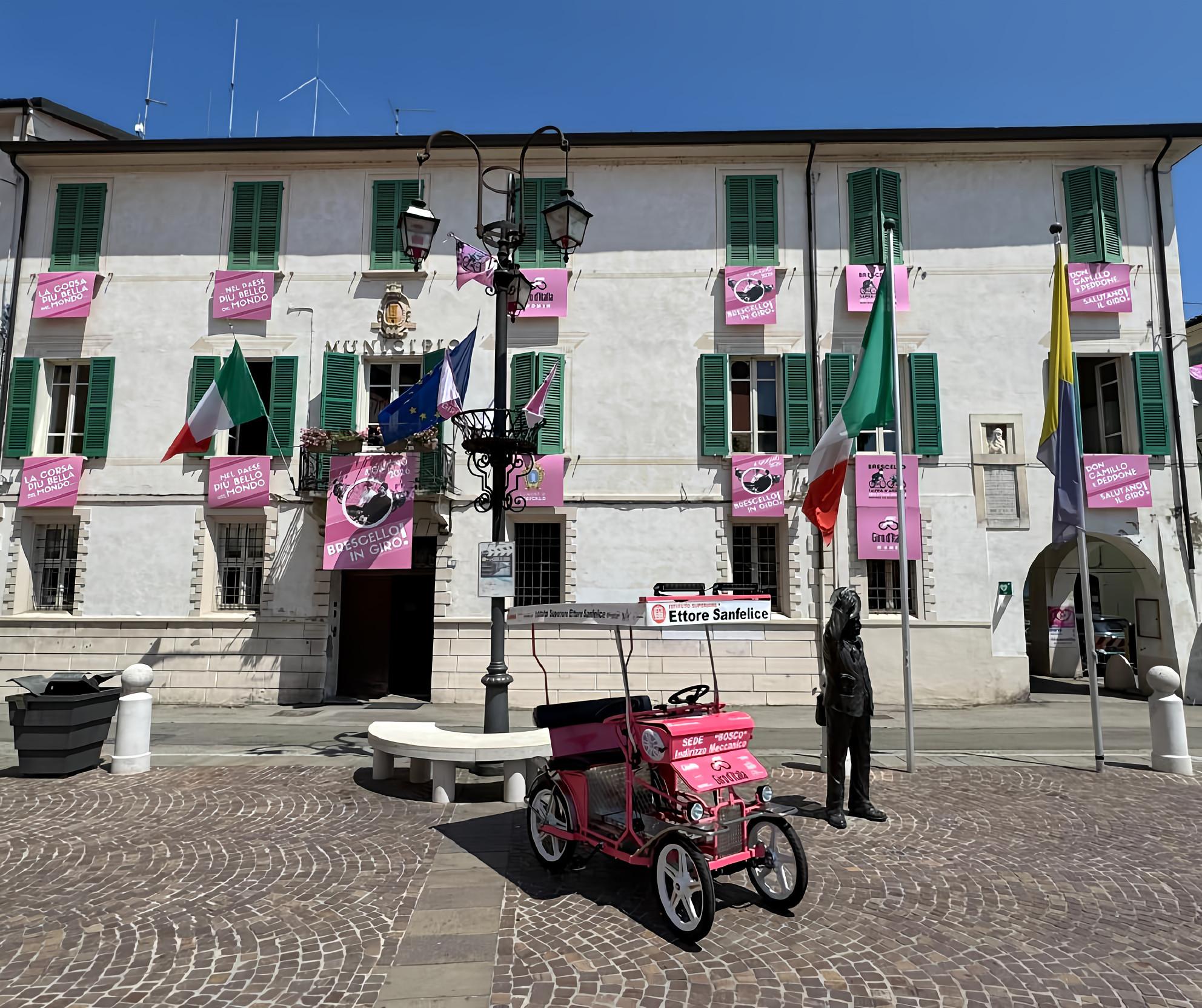 Brescello in 'rosa': il paese si ferma per il Giro