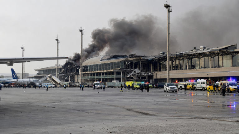 Iranischer Angriff trifft Flughafen Kuwait und verletzt Menschen sowie ...