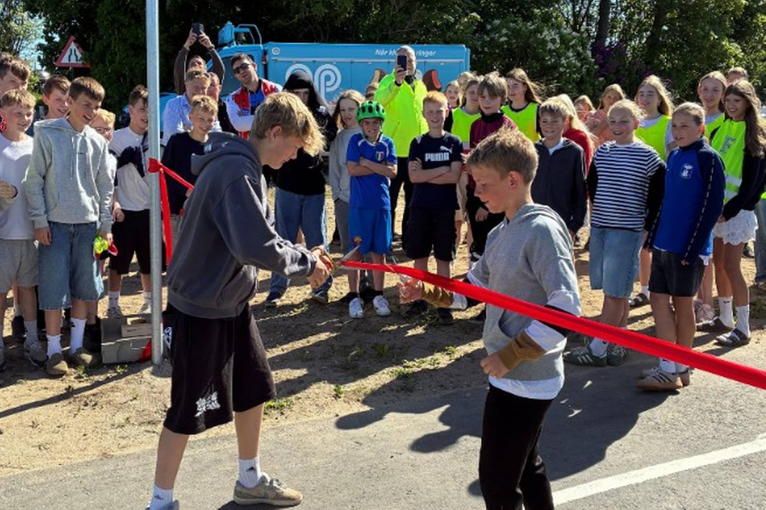 Skolebørn klippede snoren: Så er ny cykelsti i brug
