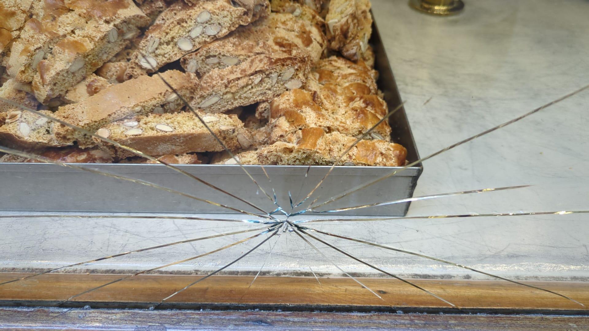 Bici sbanda, vetrina rotta. E’ della pasticceria Meucci
