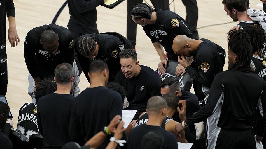 Spurs collapse late in fourth quarter, drop Game 1 of NBA Finals to Knicks