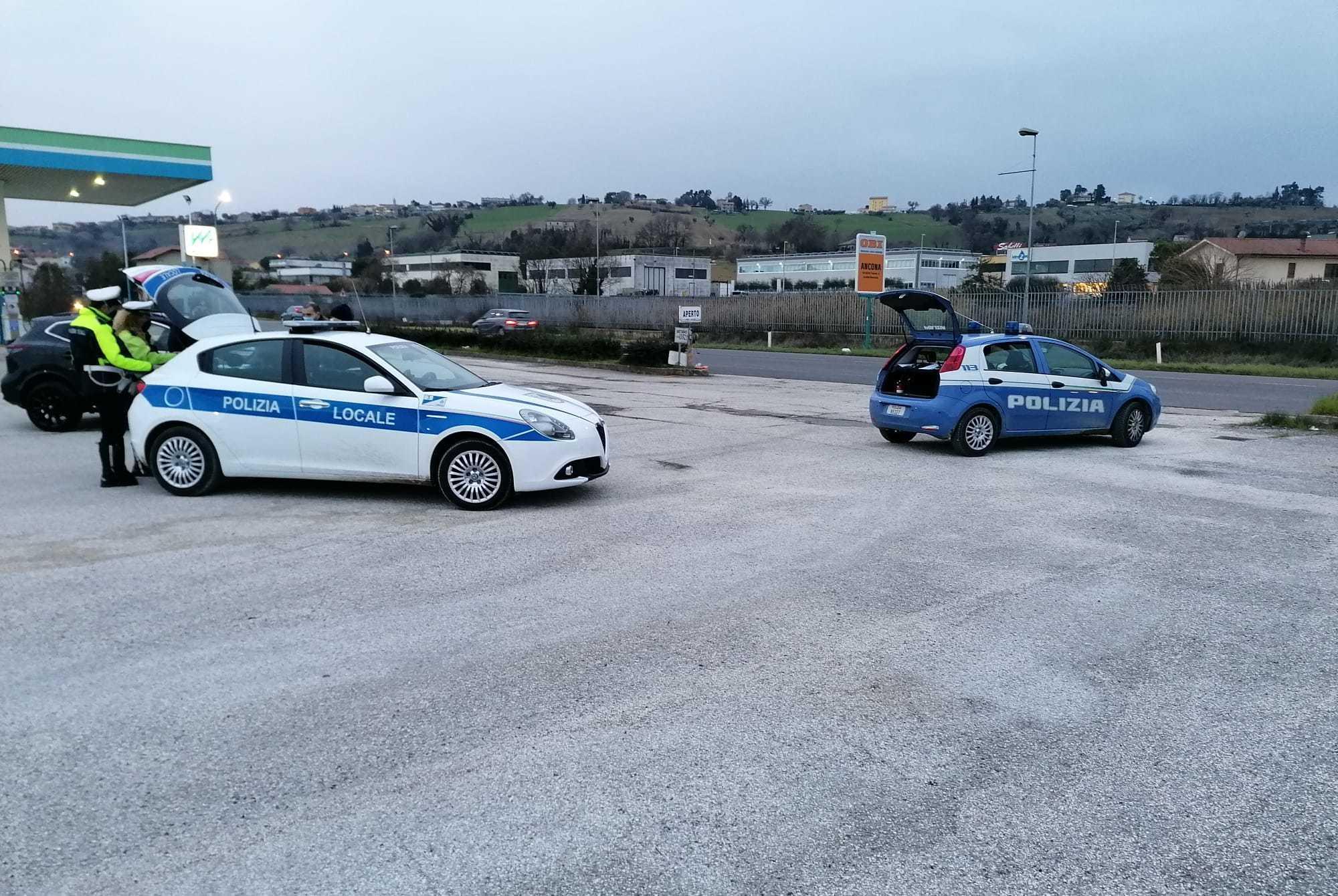 Lanciano carrelli della spesa e sassi contro i clienti. Una testa di ...