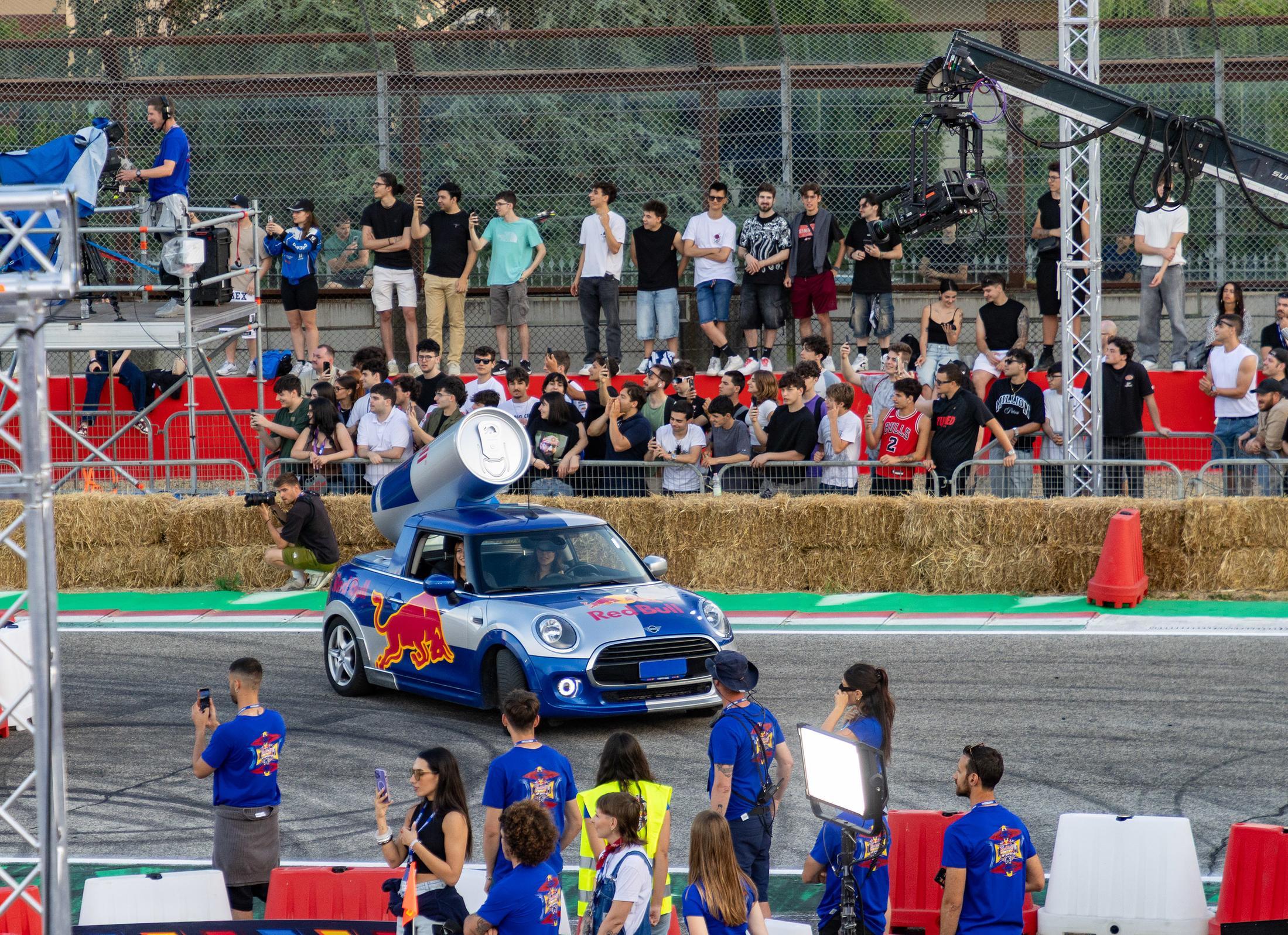 Red Bull colora la pista. Un milione in streaming
