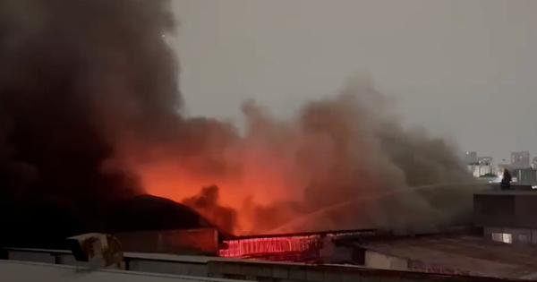 Videos: Fuerte incendio cerca del Mercado de Jamaica moviliza a cuerpos ...