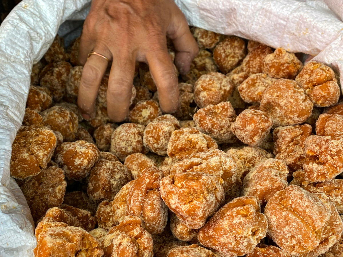 20,000 kg sugar-mixed jaggery, coloured peas seized in Pune food safety ...
