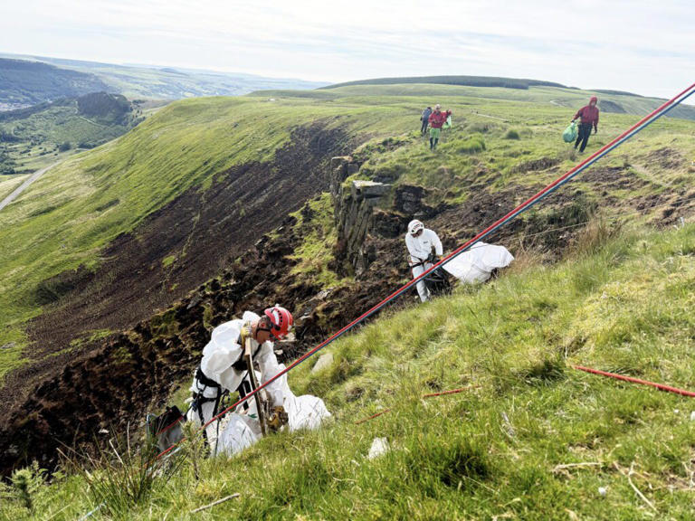 Riesiger Müllstrom auf Berg entsorgt – aus Kilometern Entfernung sichtbar