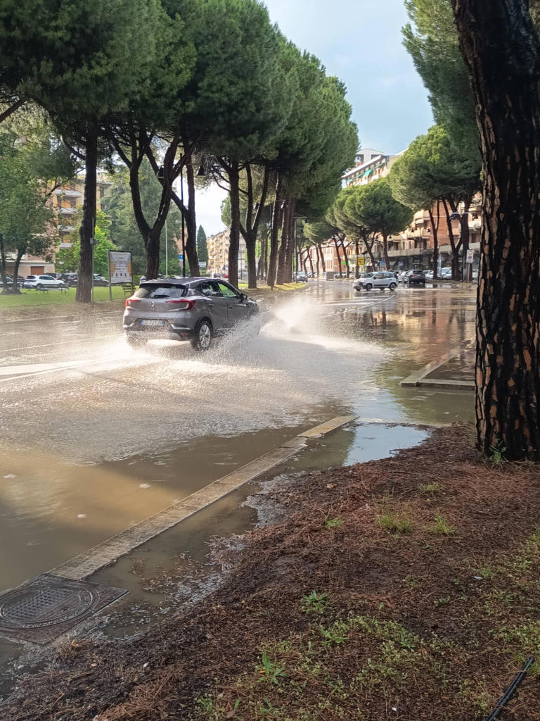 Elezioni, l’ultimo miglio «bagnato». Bagarre a colpi di post sui social ...