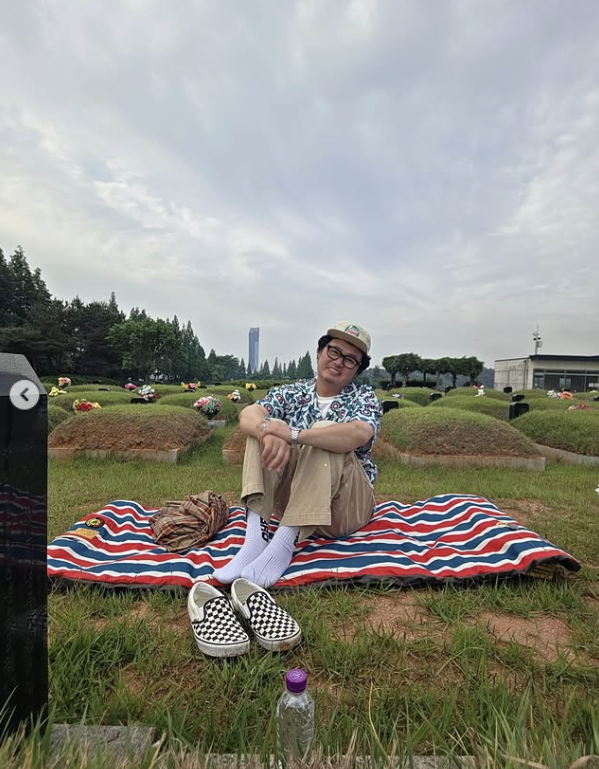 After losing his father in March, Yoon Taek makes an impromptu dawn ...