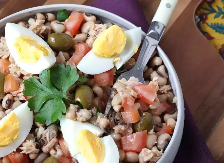 Salada de feijão-frade com atum, ovo e azeitonas - receita portuguesa fácil