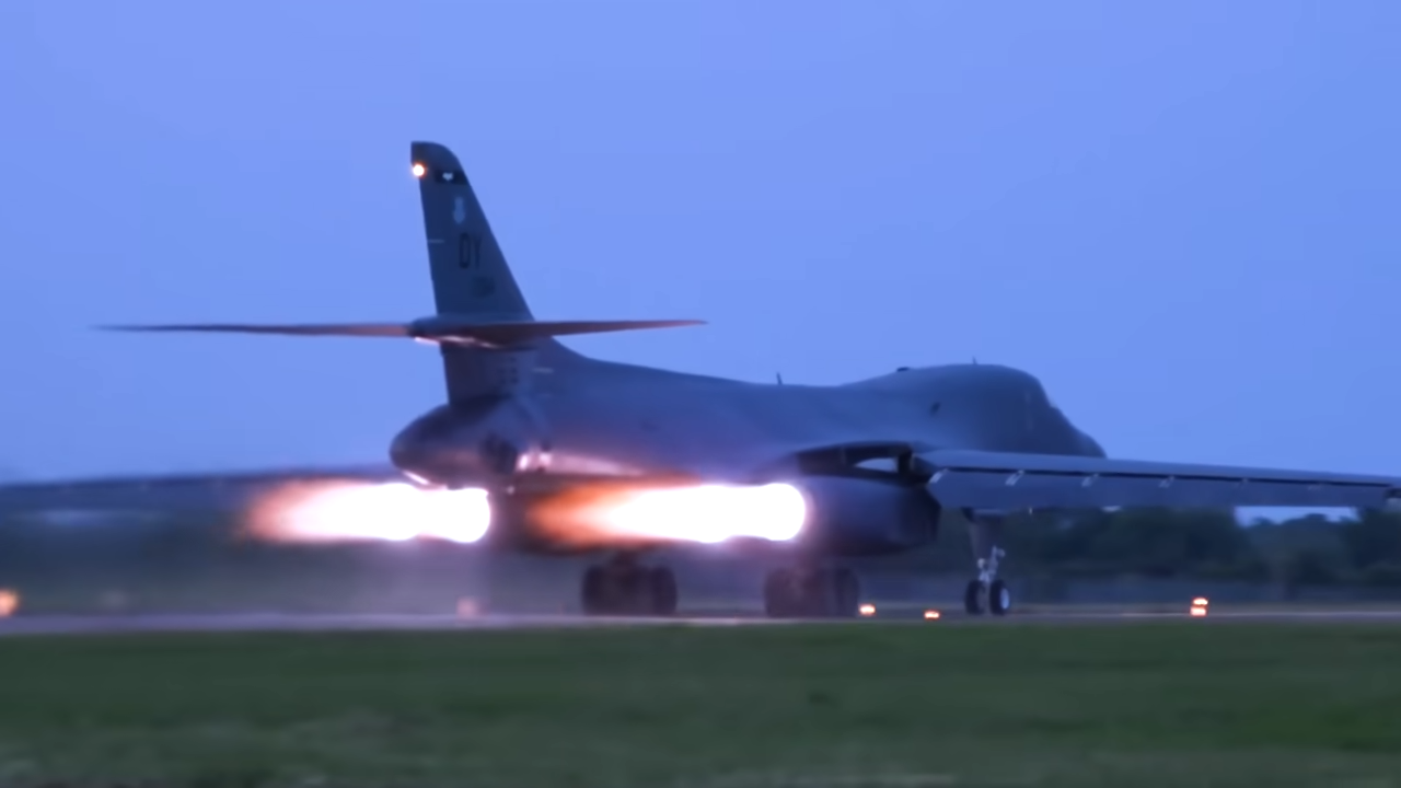 Watch a 200 ton B-1 Lancer tear across the sky at supersonic speed ...
