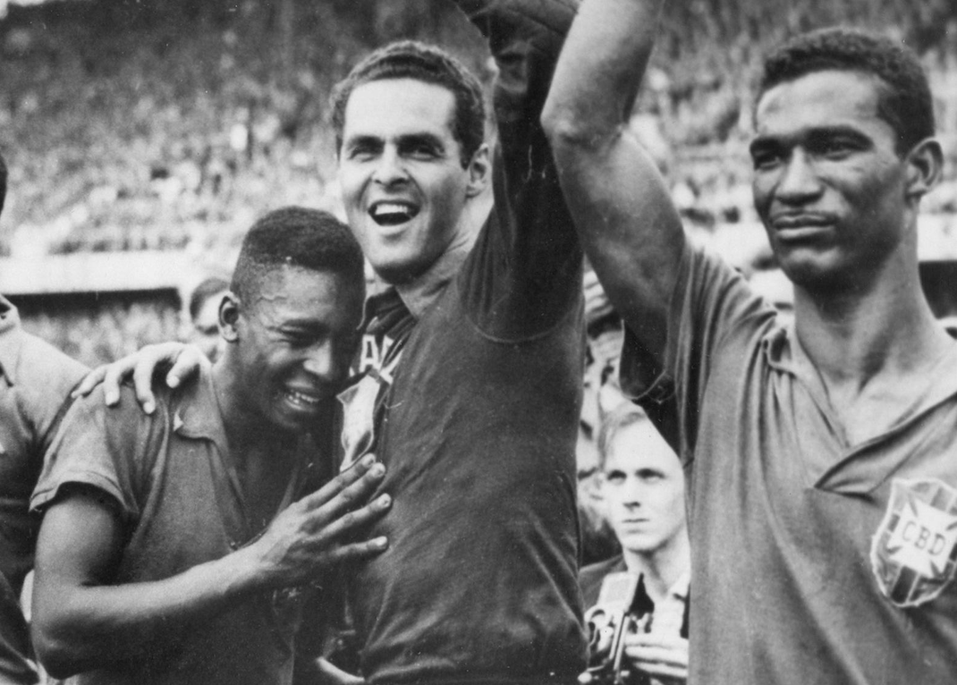 Pelé, la maglia blu del 1958 va all’asta. La storia della superstizione ...