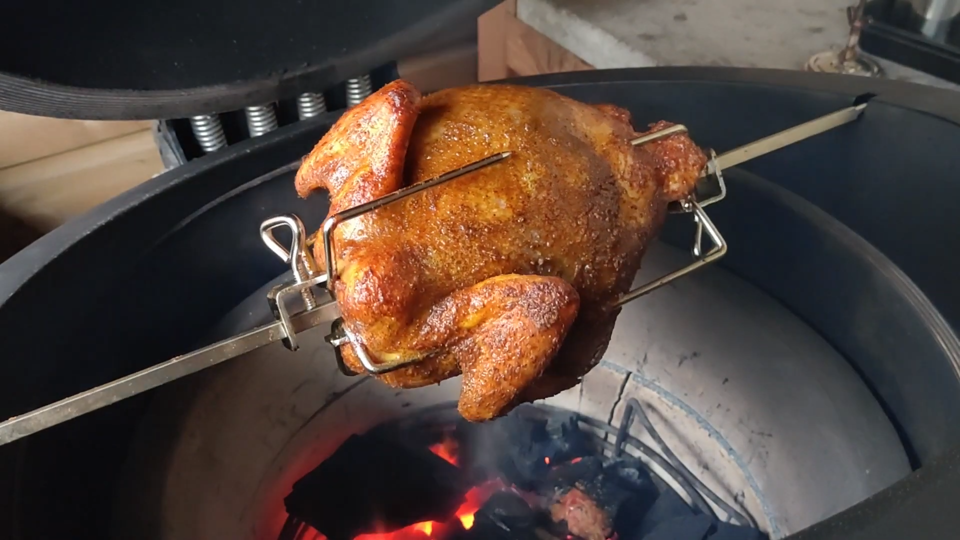 Kun je een rotisserie op een kamado grill gebruiken?