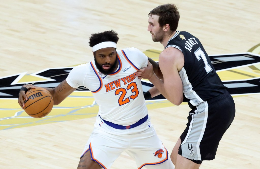Mitchell Robinson solid off bench in Knicks’ Game 1 win but hand injury ...