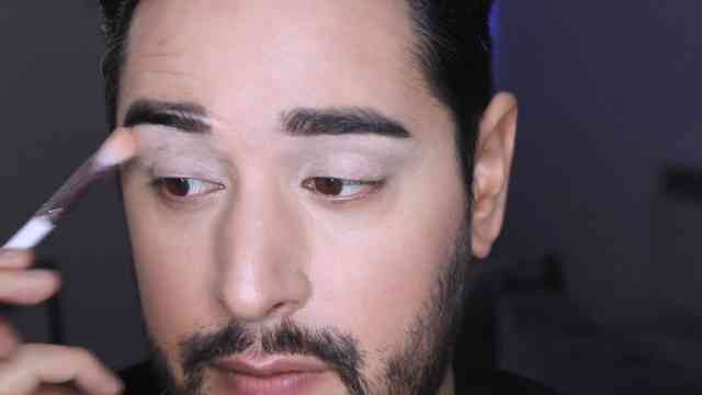 Internet meme makeup became real – a pro recreates the look