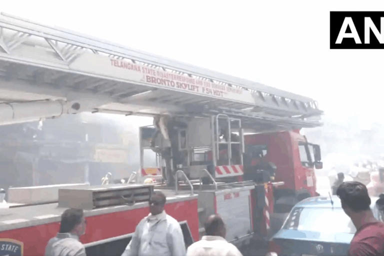 Major fire breaks out at Helmet Bazaar in Hyderabad's Ameerpet, 7 fire ...