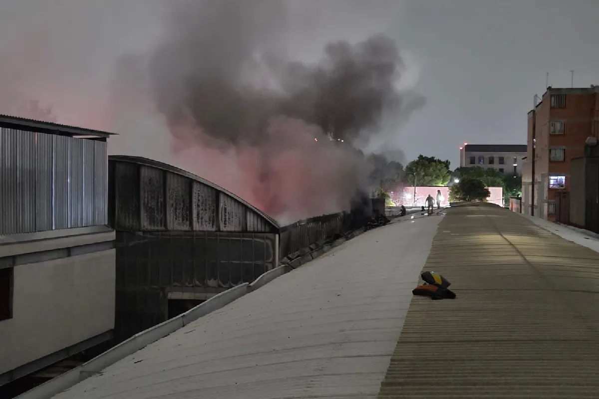 Se incendia bodega en el Mercado de Jamaica; hay un trabajador lesionado