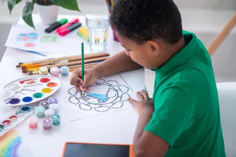 Is your child glued to screens? Psychologist shares 5 changes parents ...