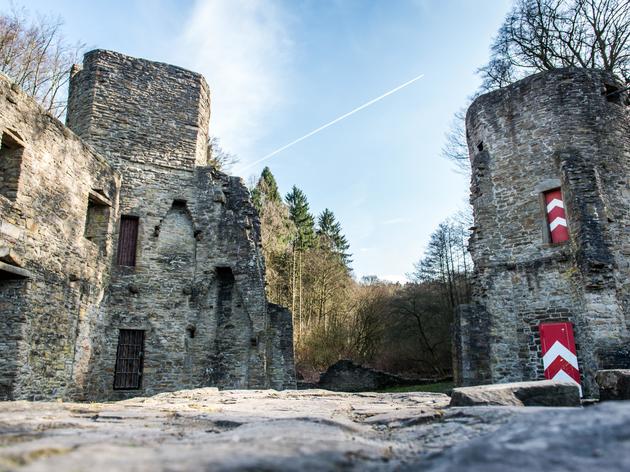 Sagenumwobene Burgruine liegt in NRW direkt an einem Fluss