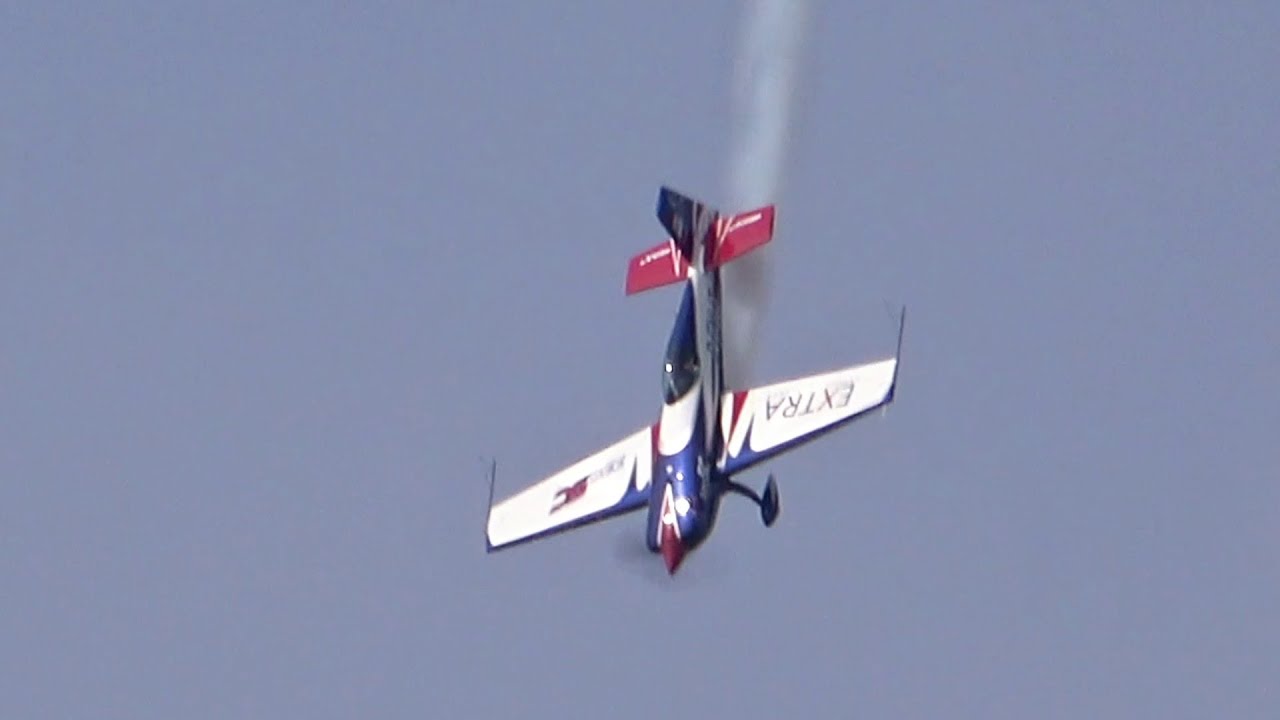 Schau, wie diese Extra 330SC ihre Vorführung beginnt