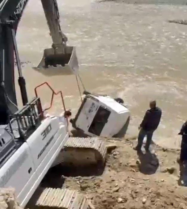Minibüsüyle Zap Suyu’na uçan sürücü, geceyi aracının üzerinde geçirdi
