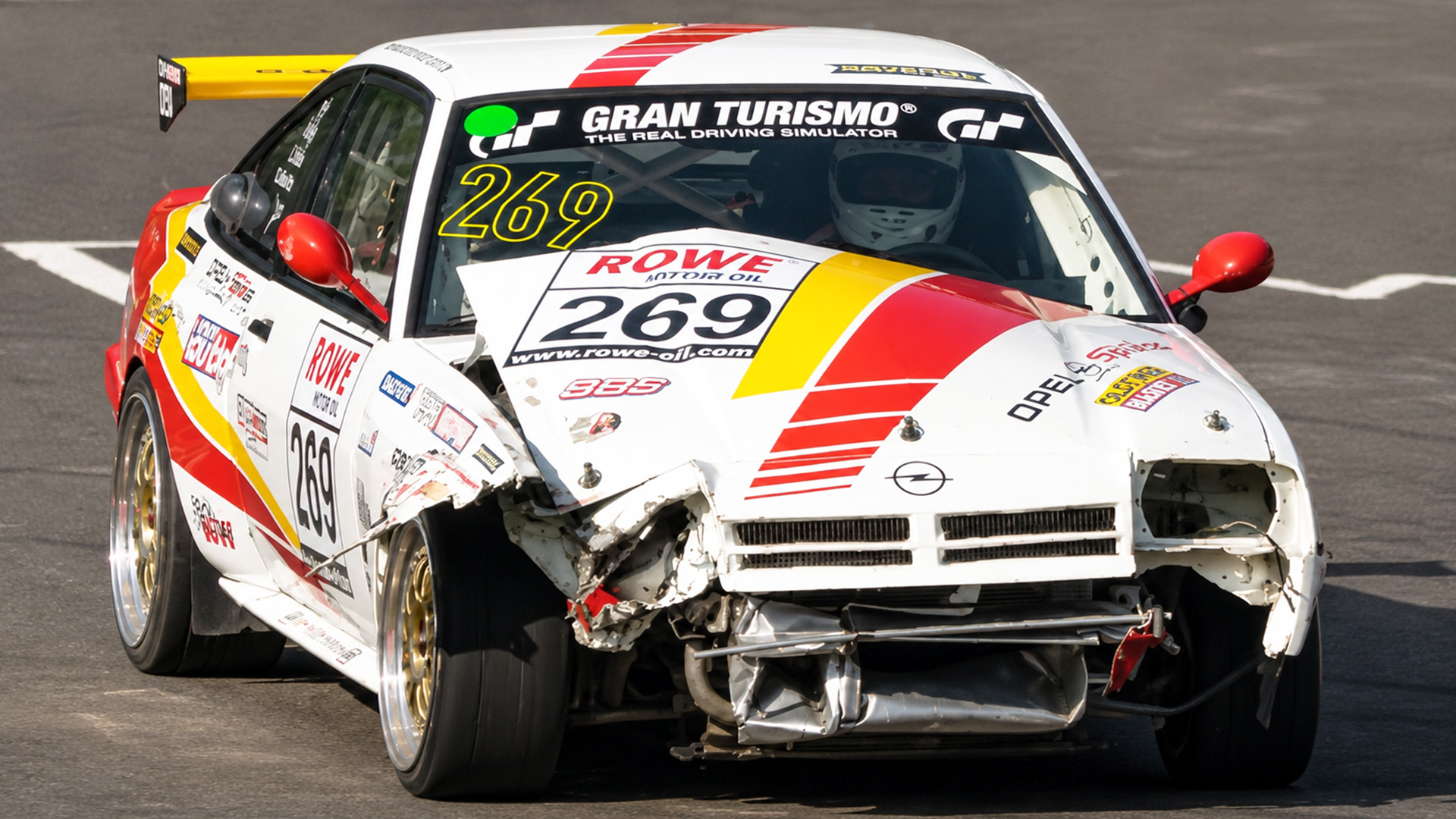 Severely damaged race car refuses to quit Nürburgring battle