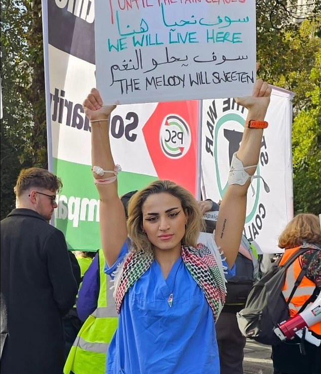 NHS workers should be banned from wearing pro-Palestinian badges ...