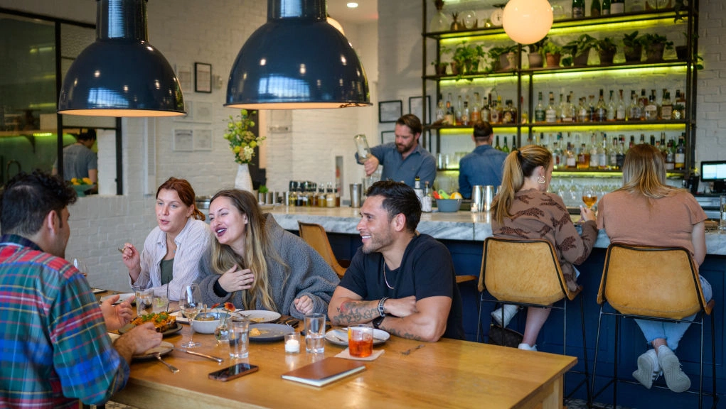 25 common restaurant etiquette mistakes