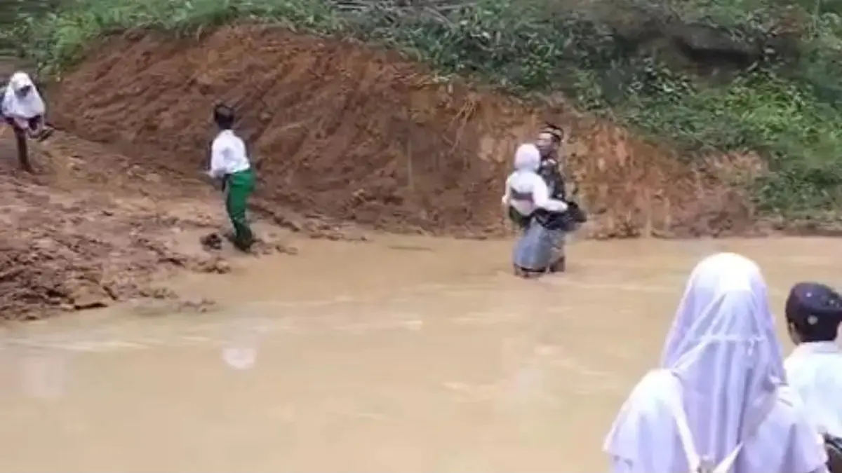 Taruhan nyawa demi masa depan: jembatan putus, orang tua di Sebatik ...