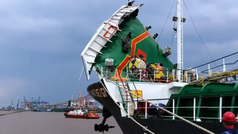 Detik-detik kapal tanker BBM meledak di terminal Pertamina Pontianak ...