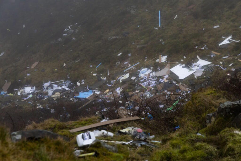 Riesiger Müllstrom auf Berg entsorgt – aus Kilometern Entfernung sichtbar