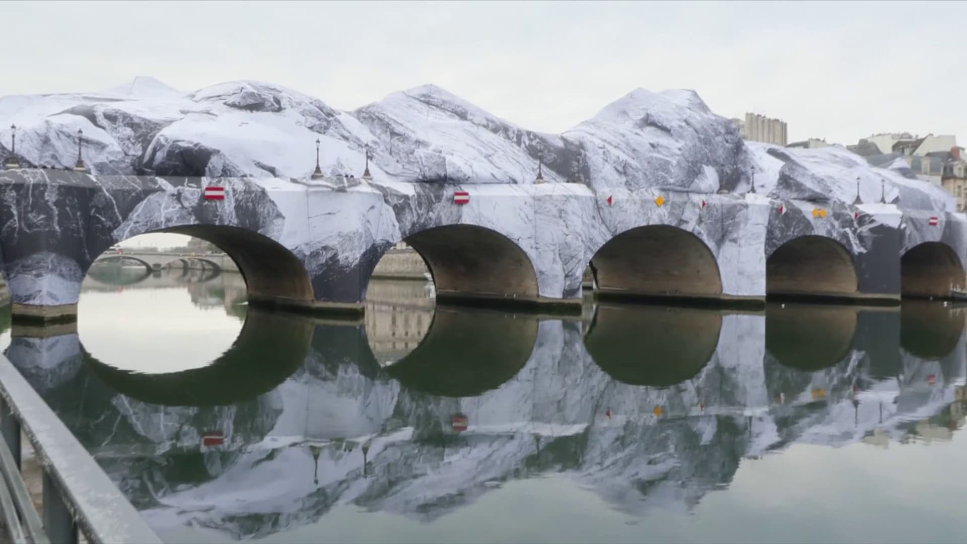 La « caverne » du Pont-Neuf de JR ouvrira bel et bien, mais personne ne ...