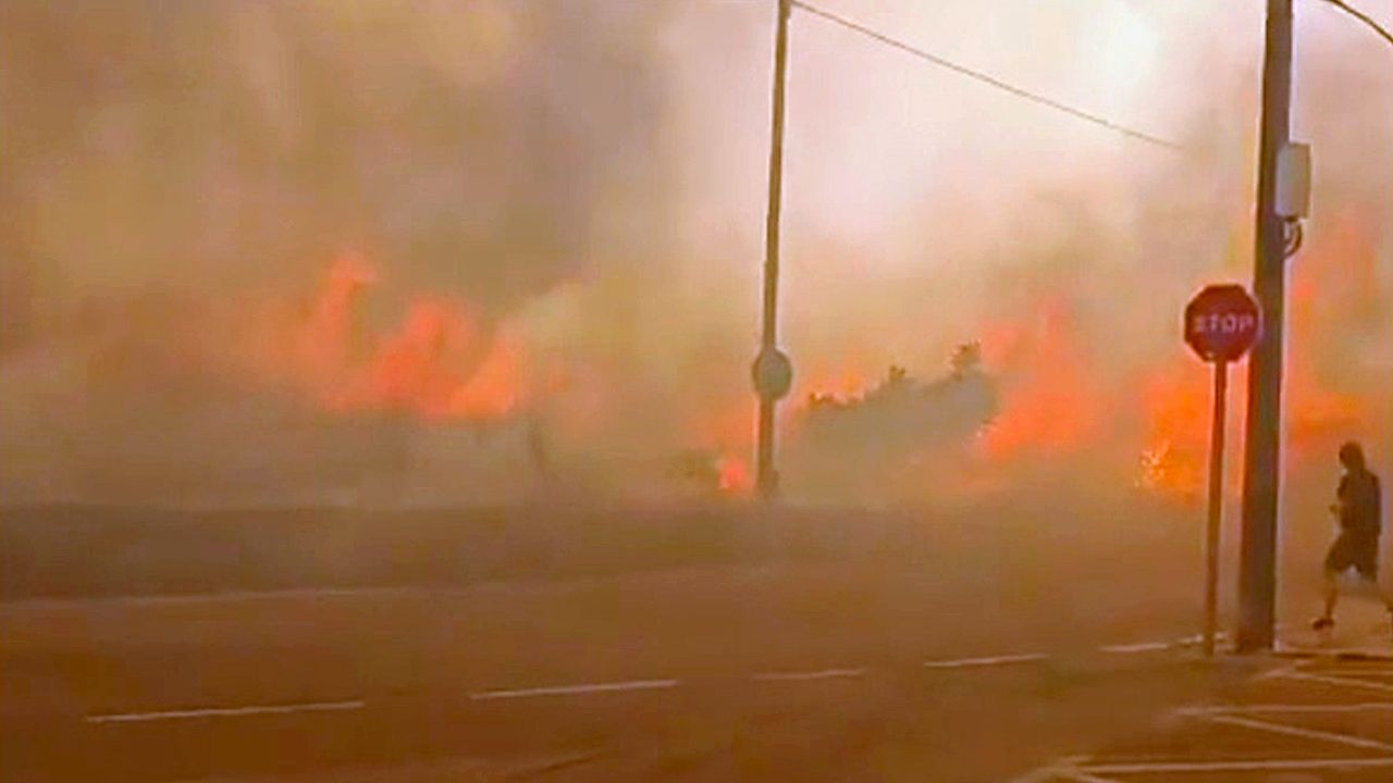 Massive wall of flames forces 100 people to flee near Murcia