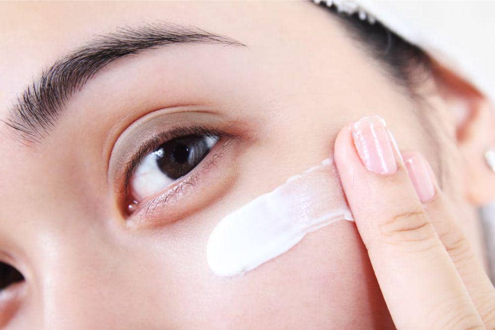 5 tips agar concealer tidak creasing, flawless seharian