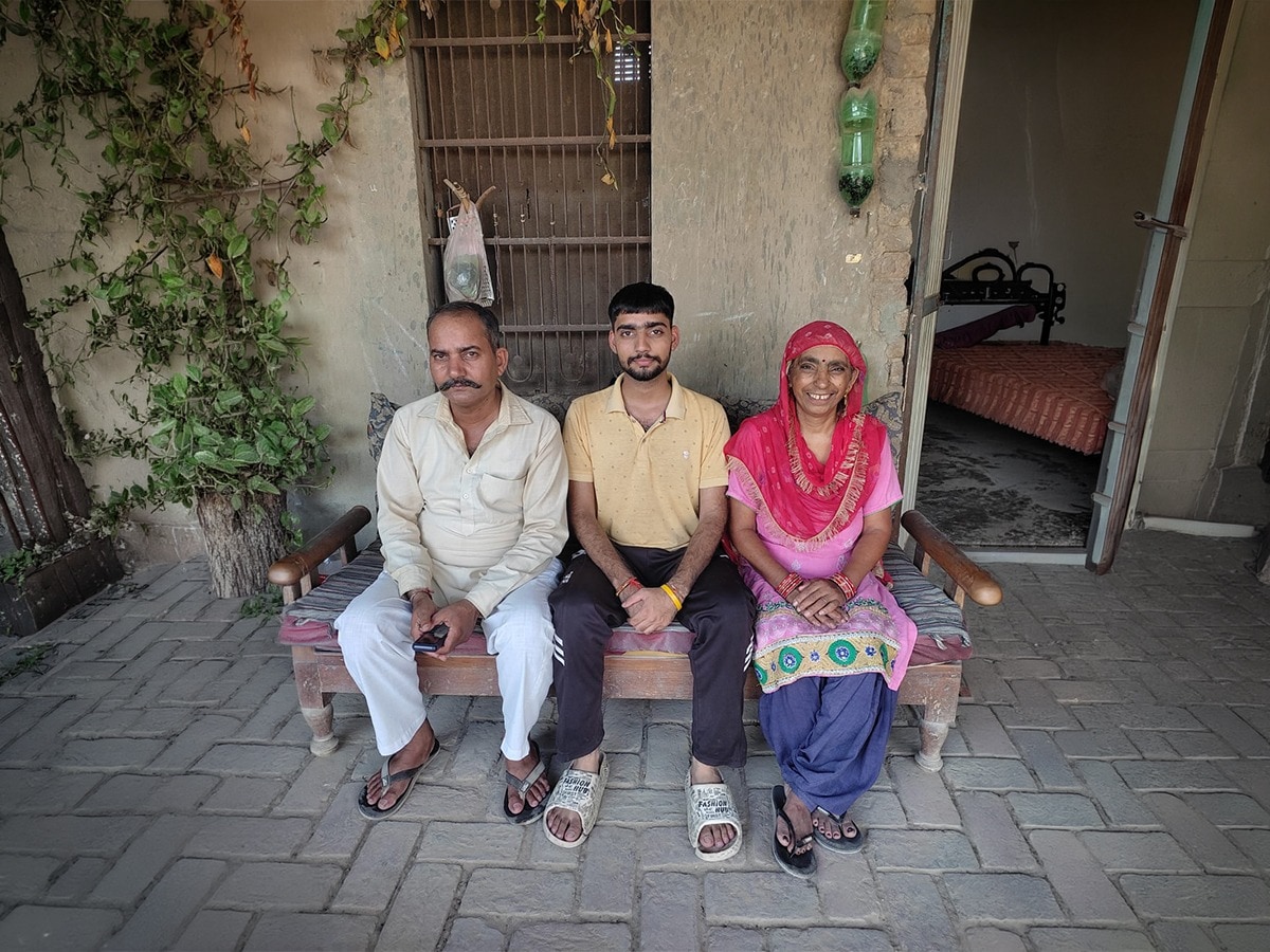 Against all odds: E-rickshaw driver's son Inderjeet cracks JEE Advanced ...