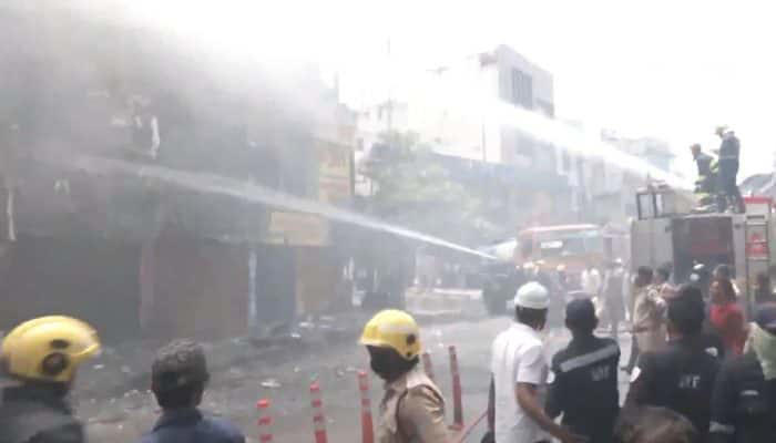 Massive fire breaks out at KSR Fashions in Ameerpet; Hyderabad Traffic ...