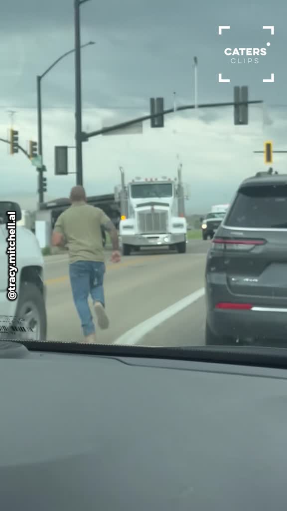 Internet has Mixed Reaction to Truck Driver's Difficult Turn
