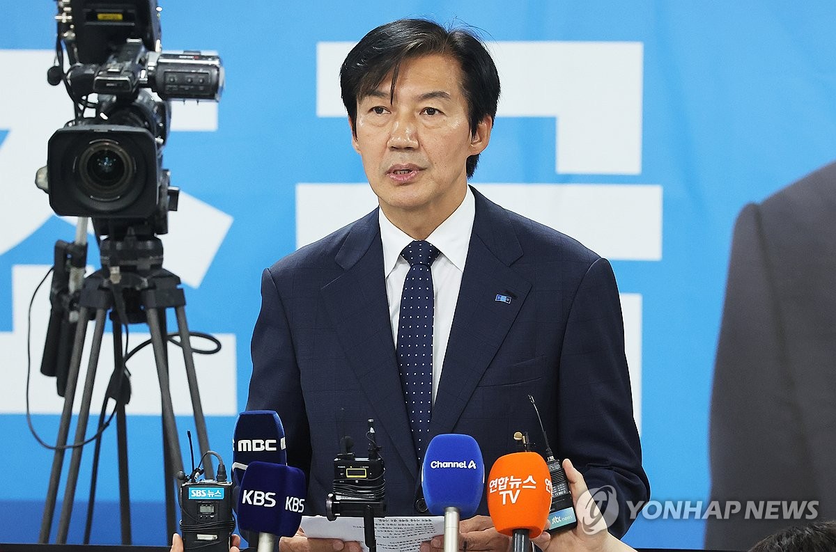 Minor party leader Cho Kuk offers to step down over election defeat