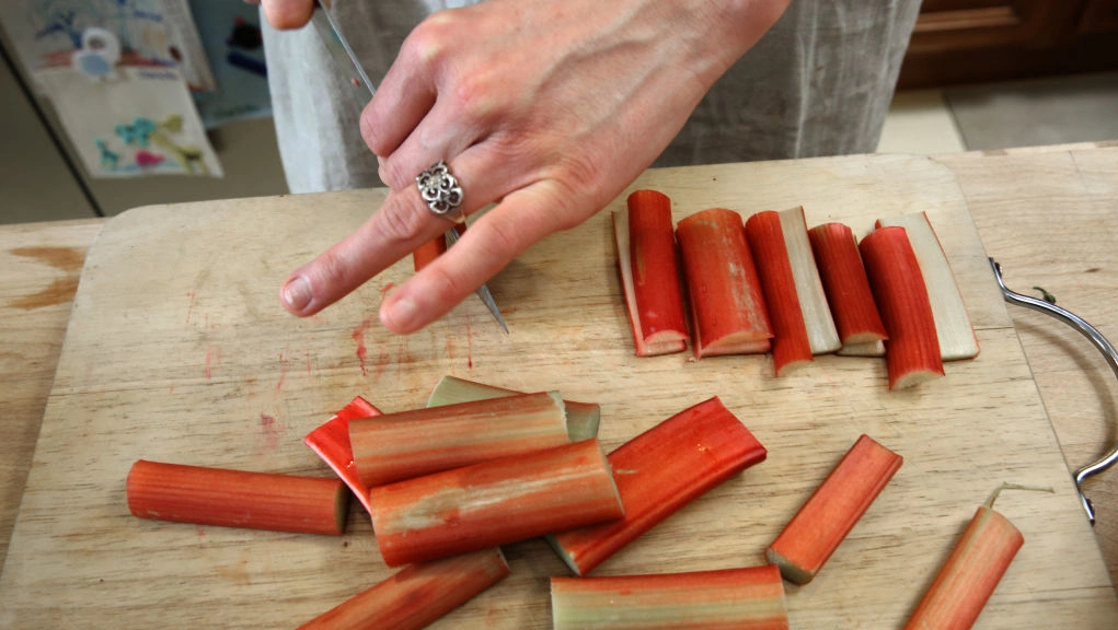 15 easy rhubarb desserts for every occasion