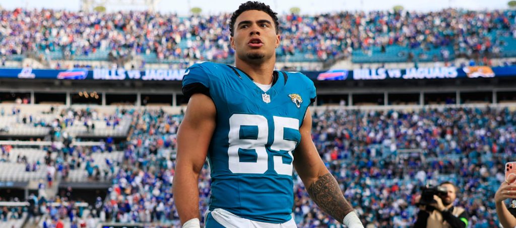 Fantasy football salary cap draft strategy & targets (2026)