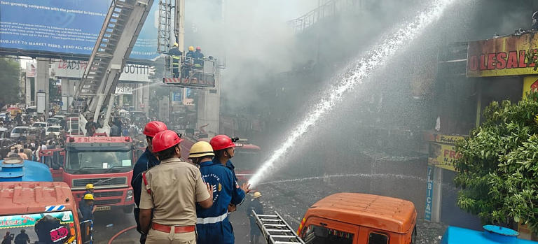 Massive fire erupts at helmet market in Hyderabad's Ameerpet, no ...