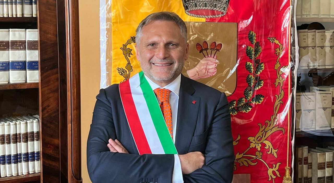 Afragola, Gennaro Giustino proclamato nuovo sindaco indossa la fascia ...