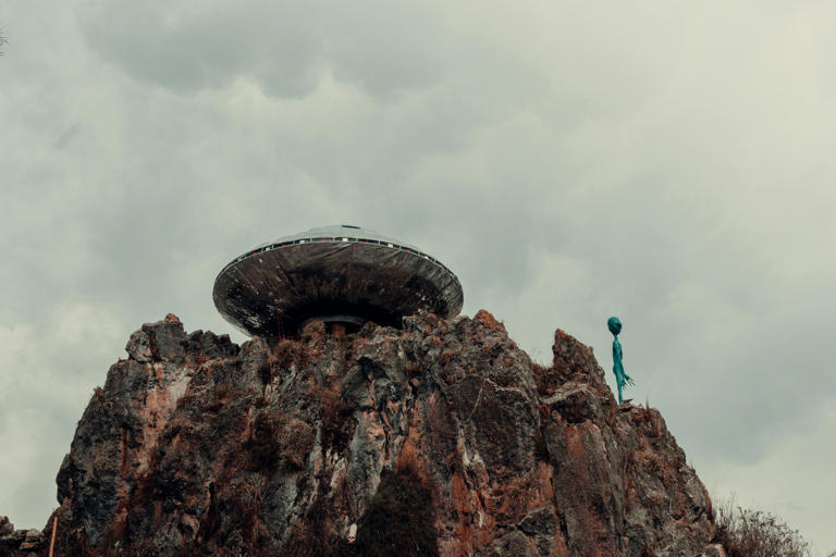 Ex-Pentagon UFO chief claims he saw 'alien bodies' and 'non-human craft ...