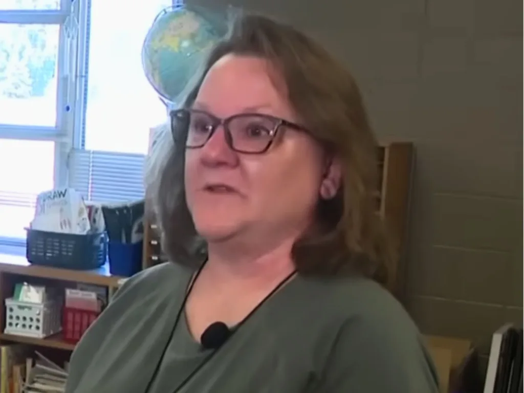Teacher hand-sews a quilt for every student before she retires