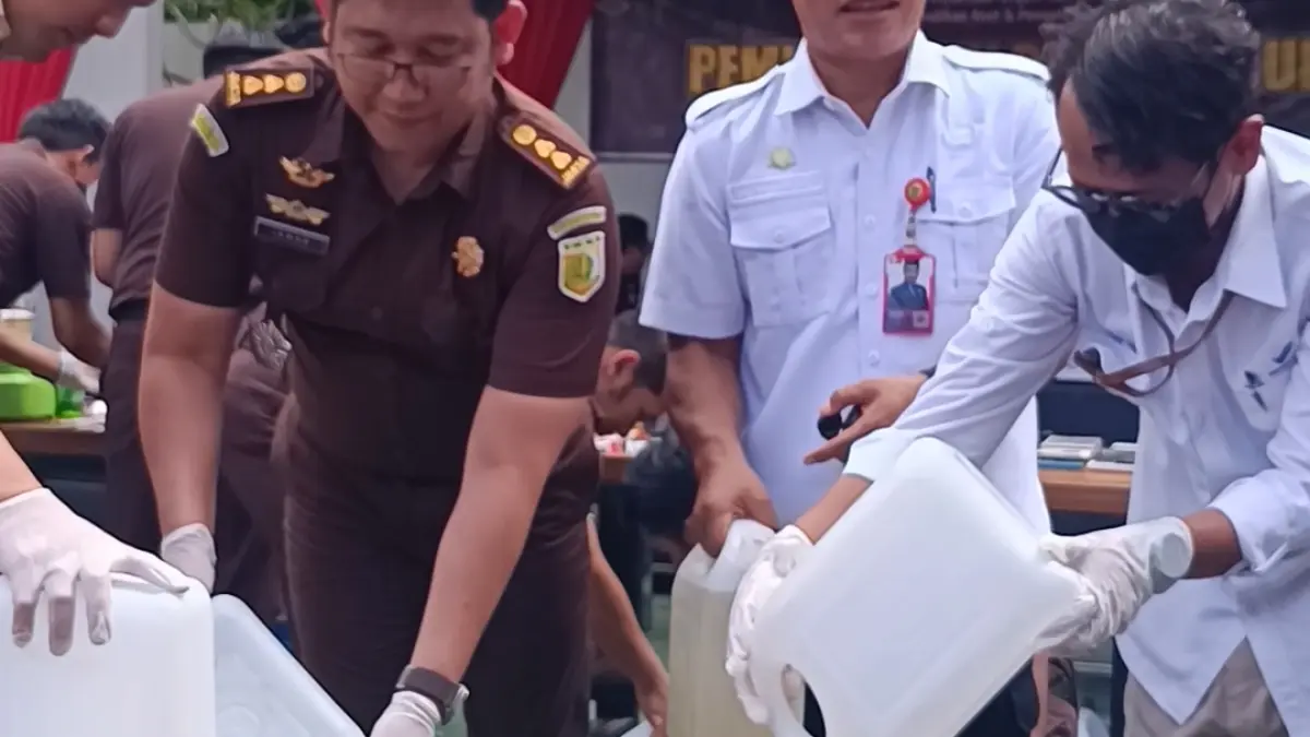 Kejari Samarinda musnahkan 247 botol miras cap tikus, ratusan lembar ...