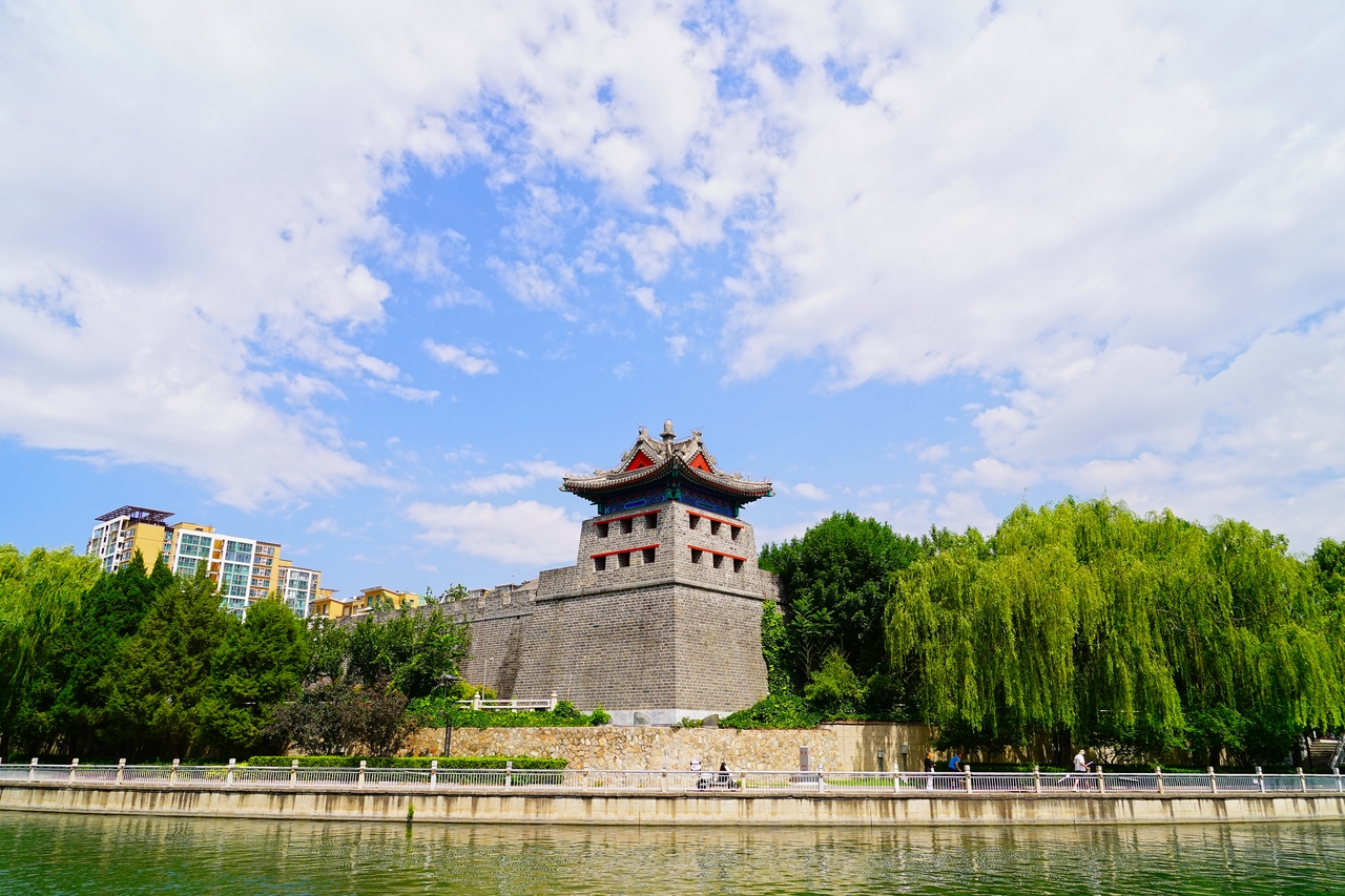 北京：蓝天白云下左安门角楼美景如画